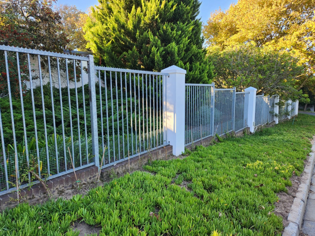 STEEL BAR FENCE - Gates and fencing at Van Schoor